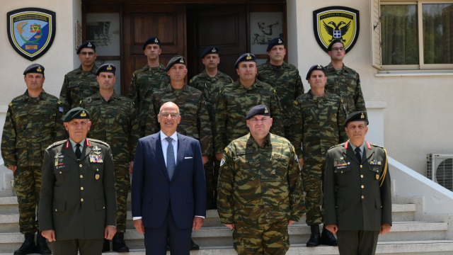 Επίσκεψη Δένδια στο στρατόπεδο της ΕΛΔΥΚ: «Η παρουσία σας συνιστά ...