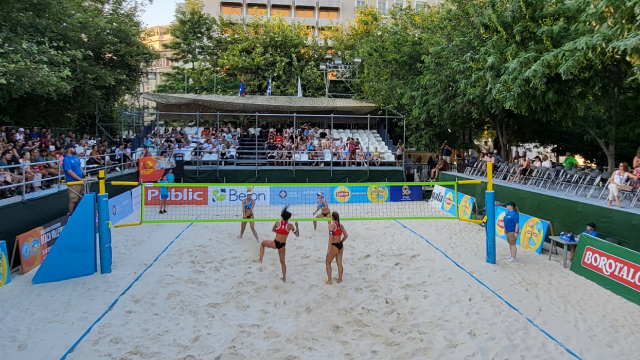 Έπαιξαν beach volley στην «καρδιά» της Αθήνας – Στο Σύνταγμα για ...