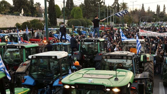 Θεσσαλία: Βγάζουν τα τρακτέρ στους δρόμους οι αγρότες - Δύο μπλόκα σε ...