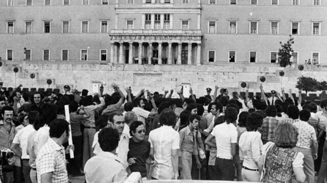 50 Χρόνια Δημοκρατία - Για δώρο, την προσοχή μας!
