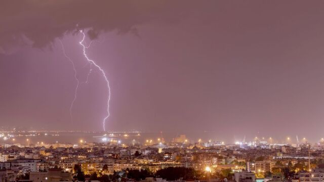 Καιρός: "Άνοιξαν" οι ουρανοί στην Αττική, προβλήματα σε Εύβοια και ...