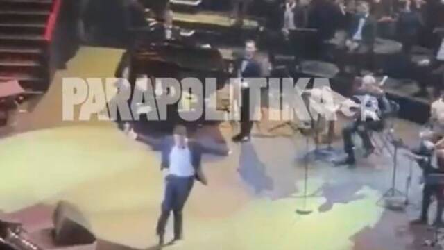 Κωνσταντίνος Αργυρός: Η ελληνική σημαία, το viral ζεϊμπέκικο και η ...