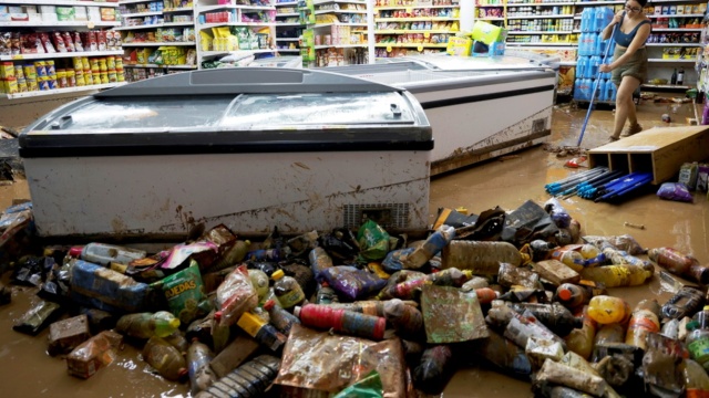 Πλημμύρες στην Ισπανία: Δραματικές εικόνες με κατοίκους να ψάχνουν νερό ...