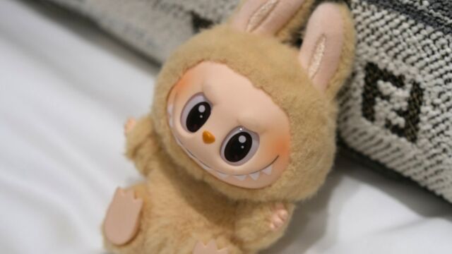 Labubu: Το νέο viral trend με τις πανάκριβες κούκλες που έχουν ...