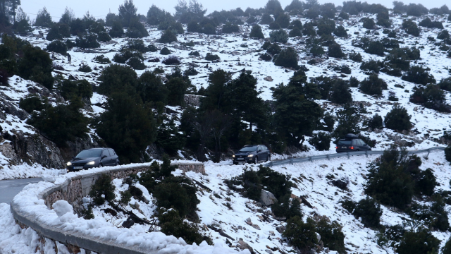 Βόρεια Ελλάδα: Έπεσαν τα πρώτα χιόνια - Άνοιξε το χιονοδρομικό κέντρο ...