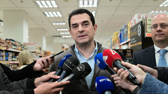 Κώστας Σκρέκας: Εως 20% οι μειώσεις στα ράφια