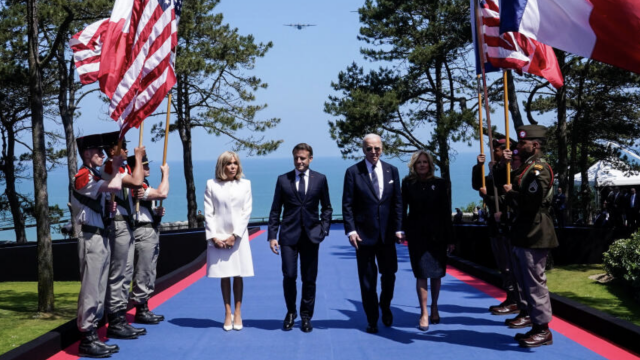 D-Day - Μπάιντεν: Στην Ουκρανία εισέβαλε ένας τύραννος - Δεν θα τα παρατήσουμε μπροστά στους ...