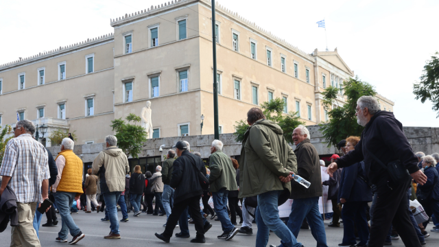 Μπόνους έως 350 ευρώ µηνιαίως στις συντάξεις: Ποιους συνταξιούχους ...