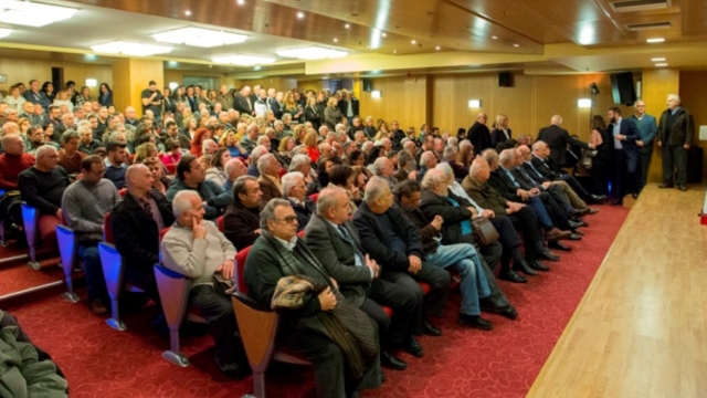 «Βούλιαξε» το δημαρχείο Περιστερίου στην κοπή πίτας της Νάντιας ...