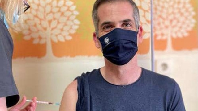 Εμβολιάστηκε με AstraZeneca ο Μπακογιάννης: «Το γοργόν και χάριν έχει»