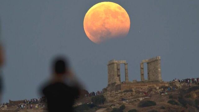 Αυγουστιάτικο φεγγάρι: Οπτικές απάτες και οι μύθοι της Σελήνης