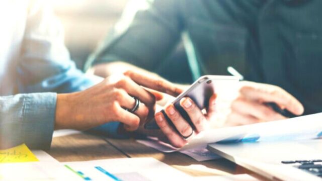 Πάνω από μισό εκατομμύριο οι νέοι που απαλλάχθηκαν από τα τέλη κινητής ...