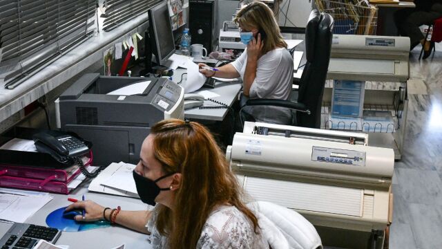 Νέοι μισθοί και επαναφορά δώρων: Αυξήσεις σε δημόσιο και ιδιωτικό τομέα ...