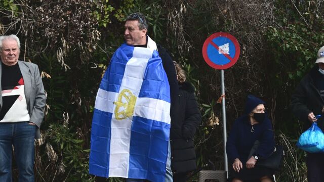 Κηδεία τέως βασιλιά Κωνσταντίνου: Πολίτες συγκεντρώθηκαν στο Τατόι για ...