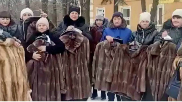 Ρωσία: Γούνες σε χήρες και μανάδες που έχασαν τα παιδιά τους - Δέκα ...