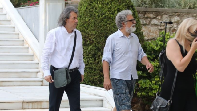 Γιάννης Στρατάκης: Ο μουσικός με τη βερμούδα και τη σαγιονάρα επέστρεψε ...