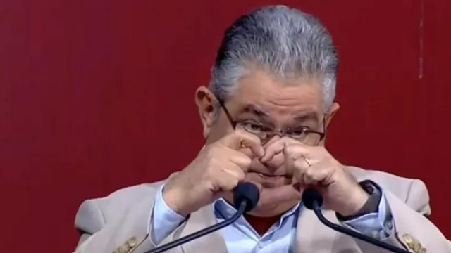 Κουτσούμπας: Σχημάτισε με τα δάχτυλά του καρδούλα αλά ...