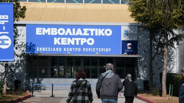Αυτά είναι τα πιθανά συμπτώματα μετά τους εμβολιασμούς με Pfizer και ...