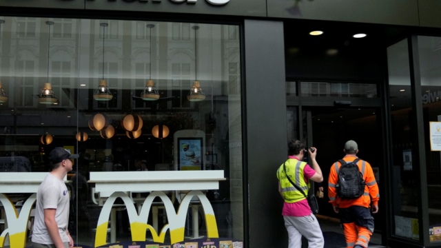 Τρελό περιστατικό: Γυναίκα μπούκαρε στα McDonald’s και έβαζε τα ...