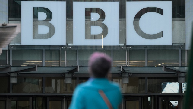 Βρετανία - BBC: Καταγγελία για παρουσιαστή που φέρεται να πλήρωνε ...
