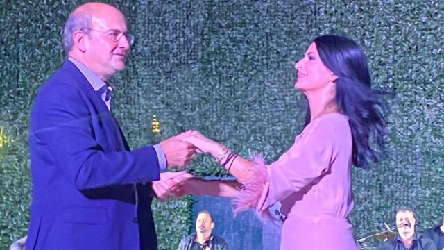 Χατζηδάκης: Χόρεψε σούστα με τη σύζυγό του σε Κρητική βραδιά στου ...