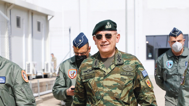 Κωνσταντίνος Φλώρος: Ανεβαίνουν ψεύτικοι λογαριασμοί στα social media ...