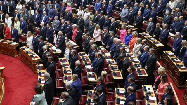 Βουλή: Ποιοι βουλευτές ορκίστηκαν με πολιτικό όρκο