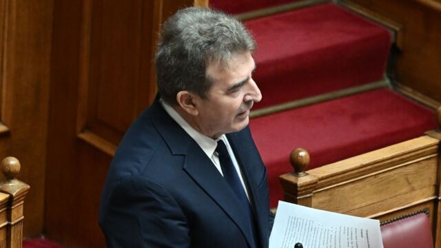Μιχάλης Χρυσοχοΐδης: Να εξοπλίσουμε τους δημόσιους χώρους με απινιδωτές ...