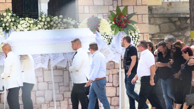 Φούρνοι Ικαρίας: Σε κλίμα οδύνης η κηδεία του 11χρονου γιου του Οδυσσέα ...