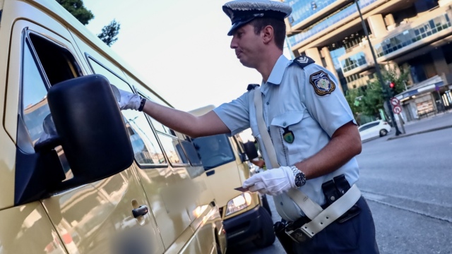 Έλεγχοι της Τροχαίας στην Αττική: Αφαιρέθηκαν 37 άδειες κυκλοφορίας και ...