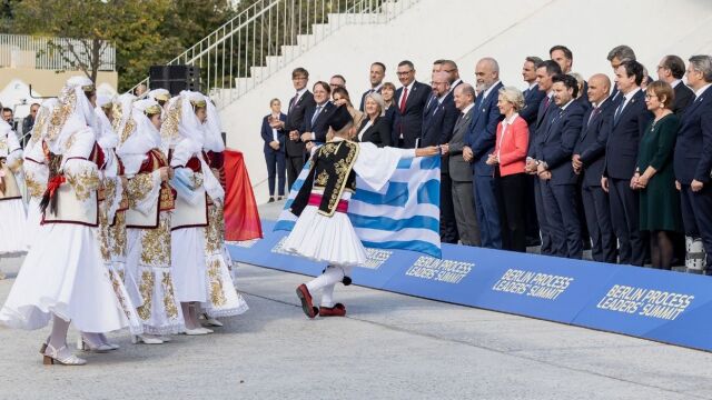 Τίρανα: Ελληνικοί χοροί κατά τη διάρκεια της "οικογενειακής φωτογραφίας ...
