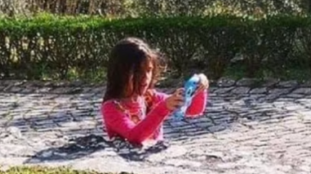 Κοριτσάκι «κολλημένο» στο τσιμέντο – Η εικόνα που έγινε viral (Εικόνα)