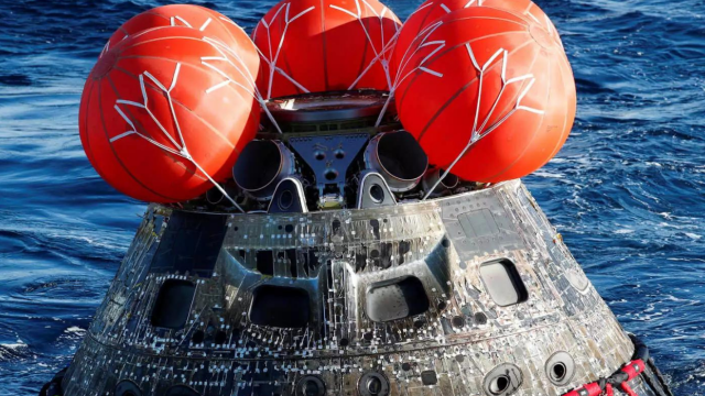 NASA: Εντυπωσιακές φωτογραφίες από την προσθαλάσσωση του διαστημοπλοίου ...