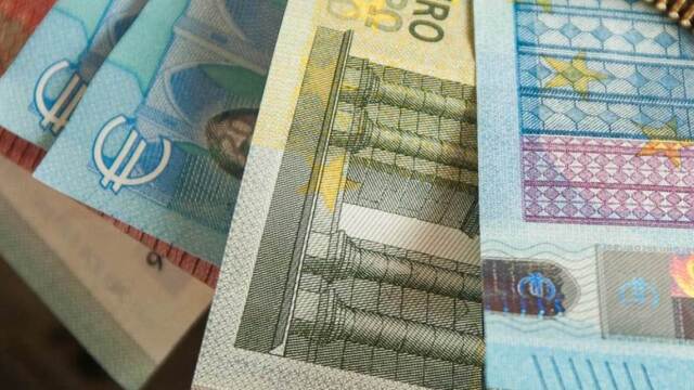Χρέη στην εφορία: Πώς θα τα ρυθμίσετε σε 24 - 48 δόσεις