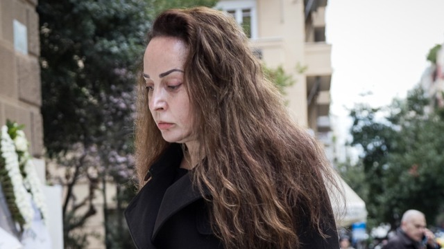 Η Βίκυ Σταμάτη με τον 15χρονο γιο της στο μνημόσυνο για τον έναν χρόνο ...