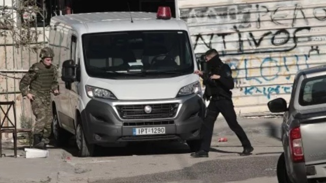 Επιχείρηση ΕΛΑΣ - ΟΠΚΕ - ΕΚΑΜ στο Ζεφύρι για όπλα (ΕΙΚΟΝΕΣ)