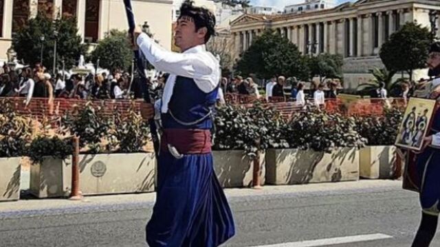 Ο Νίκος Παπαδάκης έκανε παρέλαση κρατώντας τη σημαία της Παγκρητίου ...