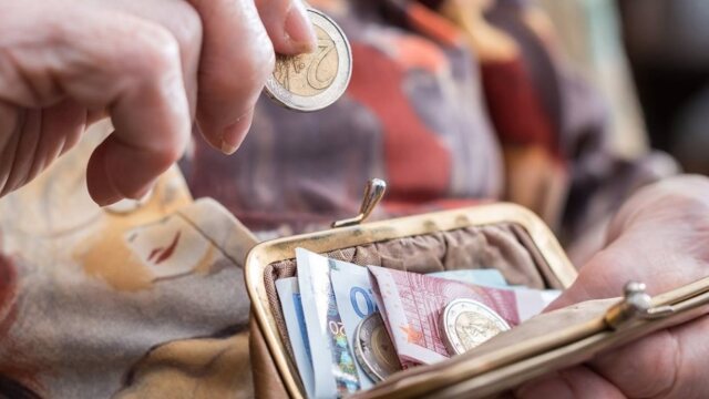Μέxρι 1.650 € τα αναδρομικά για τους 40.000 που περιμένουν - Η ...