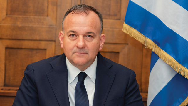 Γιάννης Παππάς: Παράδοση σχολικού εξοπλισμού σε σχολεία της Καλύμνου ...
