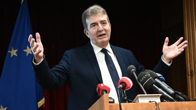 Συμπεριφορά τζέντλεμαν από τον Μιχάλη Χρυσοχοϊδη στην τελετή παράδοσης ...
