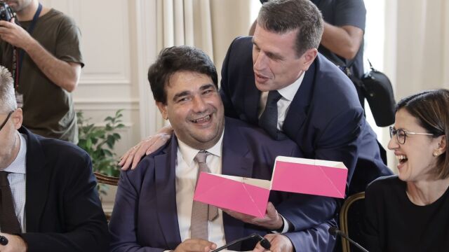 Γενέθλια στο Μαξίμου για Ζαχαράκη και Καιρίδη - Τα πηγαδάκια και οι ...