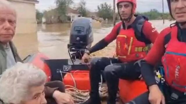 Κακοκαιρία Daniel: Συγκλονίζει διάσωση ηλικιωμένων στην Καρδίτσα ...