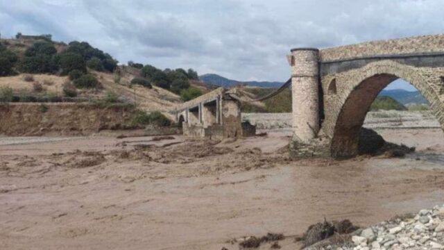 Κατέρρευσε το ιστορικό γεφύρι της Σαρακίνας - Άντεξε 5 αιώνες αλλά δεν ...
