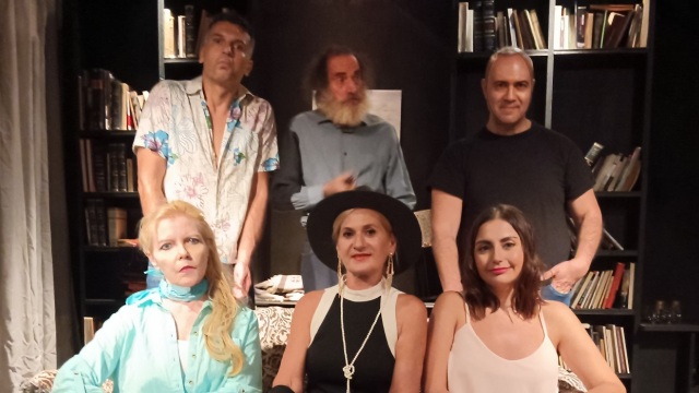 «Το Κόκκινο Τασάκι» της Μαρίνας Σωτηροπούλου έρχεται στο θέατρο ...
