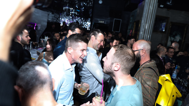 Κασσελάκης και Τάιλερ γιόρτασαν στο μπάρ Sodade την υπερψήφιση του ...