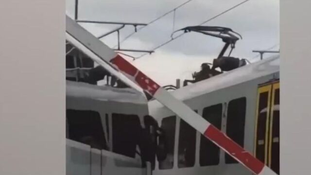 Αθήνα: Παρ' ολίγον σύγκρουση τρένου με τουριστικό λεωφορείο - Βίντεο ...