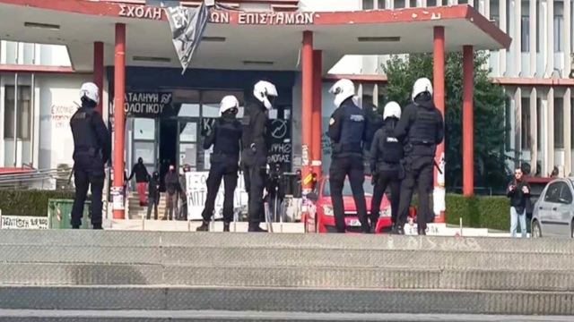 Θεσσαλονίκη: Αστυνομική επιχείρηση για τον απεγκλωβισμό του πρύτανη του ...