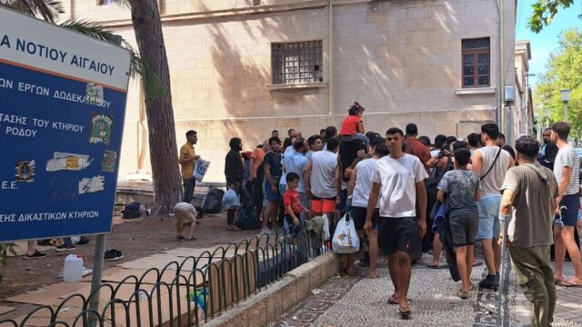 Έντονη ανησυχία στη Ρόδο: Εκατοντάδες μετανάστες και πρόσφυγες έχουν ...