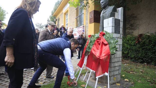Επέτειος Πολυτεχνείου - Κασσελάκης: Άφησε λίγα γαρύφαλλα στο μνημείο ...