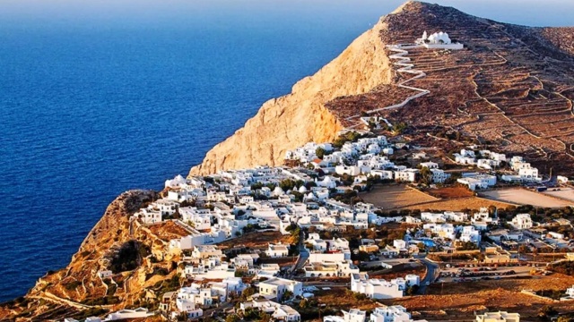 Φολέγανδρος: Αναπληρώτρια εκπαιδευτικός ανέβασε βίντεο στο TikTok με ...